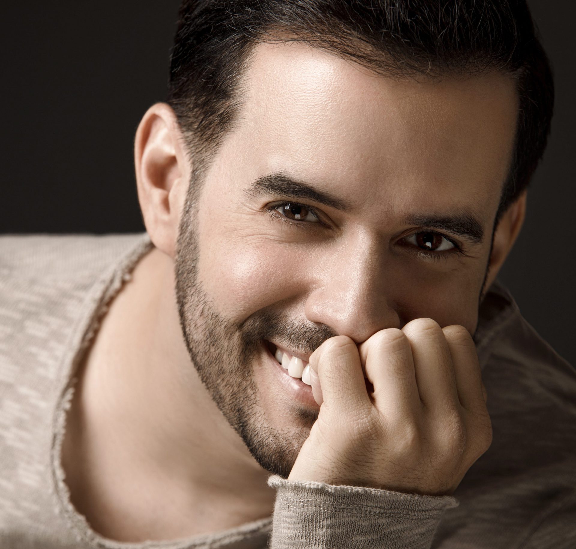 Manny Cruz estrena video “Tus 15 primaveras”