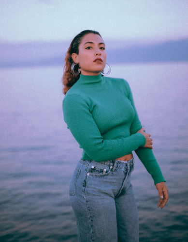 Letón Pé una artista de lenguaje sincero y vibrante