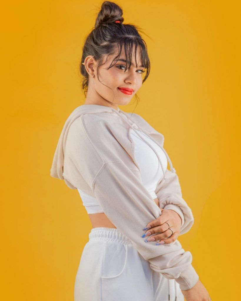 La Ross Maria fusiona la bachata y el trap en “50/50”