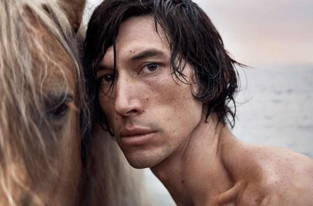 Adam Driver como parte de campaña de Burberry