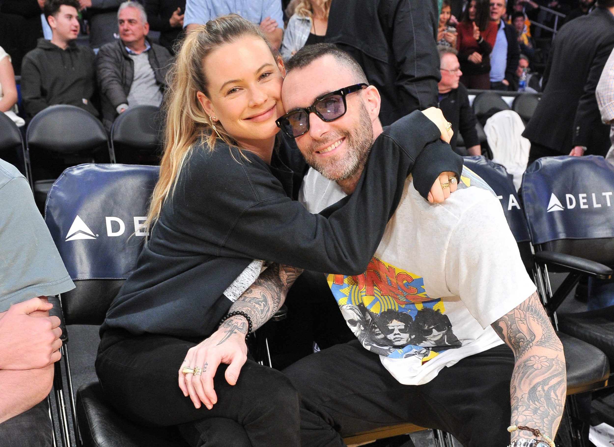 Adam Levine y Behati Prinsloo a la espera de su tercer bebé