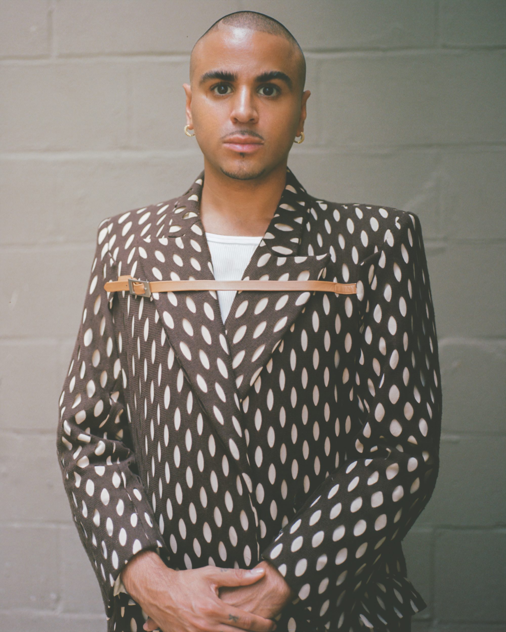 Raúl López, el diseñador que hizo el bolso favorito de Dua Lipa