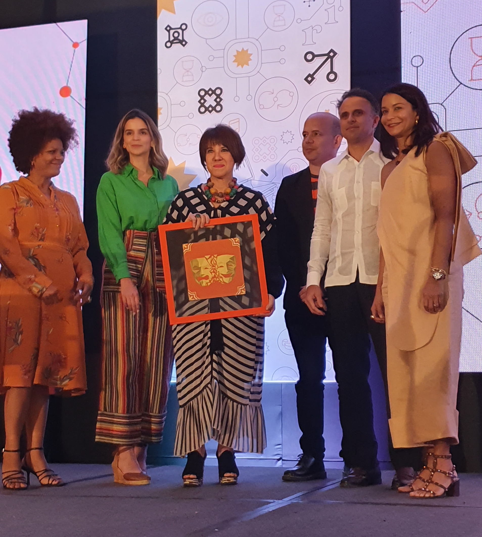 María Castillo recibe reconocimiento en II Foro Caribe Naranja