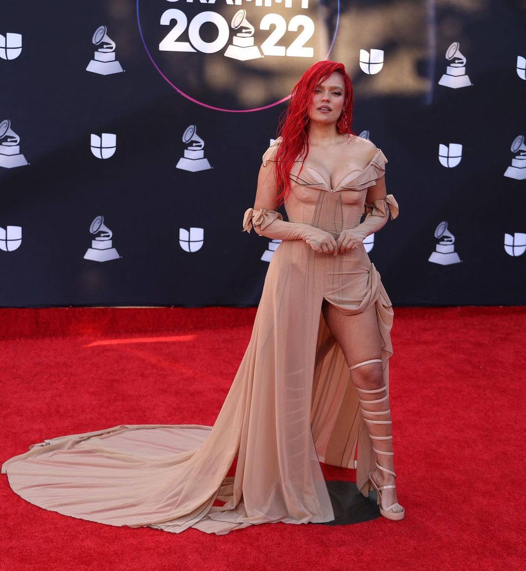 Karol G impresiona en los Latin Grammy