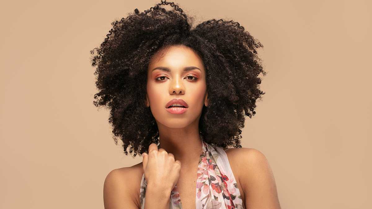 6 métodos de definición para tu pelo rizado