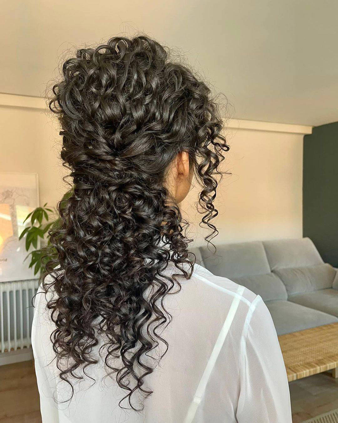 ¿Tienes el cabello rizado? Renueva tu look con estos peinados