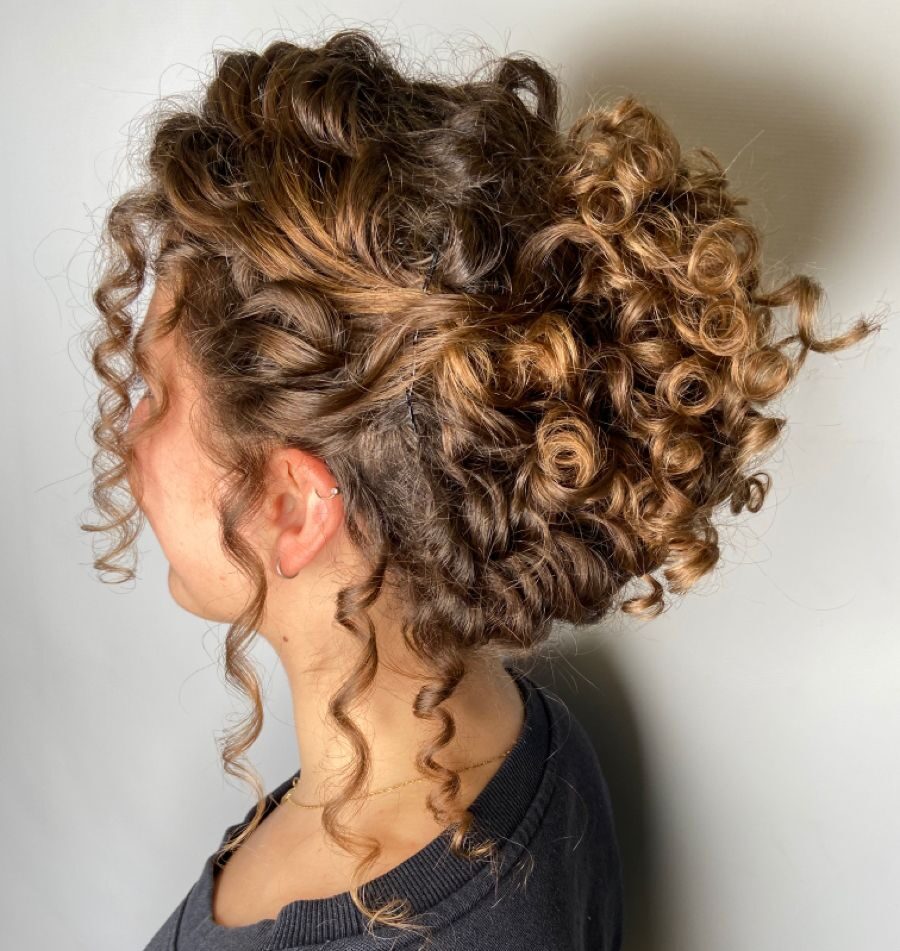 ¿Tienes el cabello rizado? Renueva tu look con estos peinados