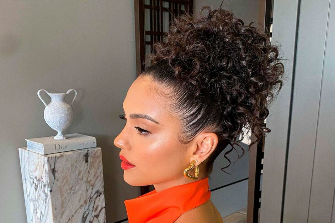 ¿Tienes el cabello rizado? Renueva tu look con estos peinados