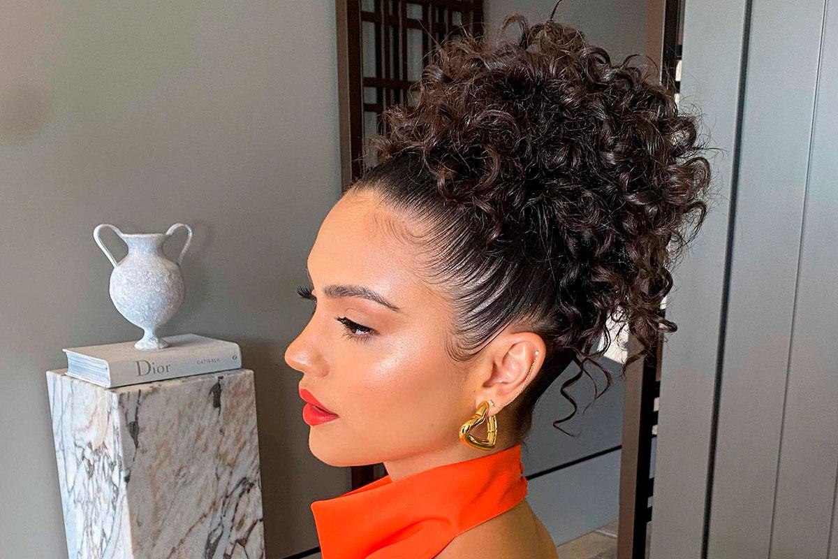 ¿Tienes el cabello rizado? Renueva tu look con estos peinados