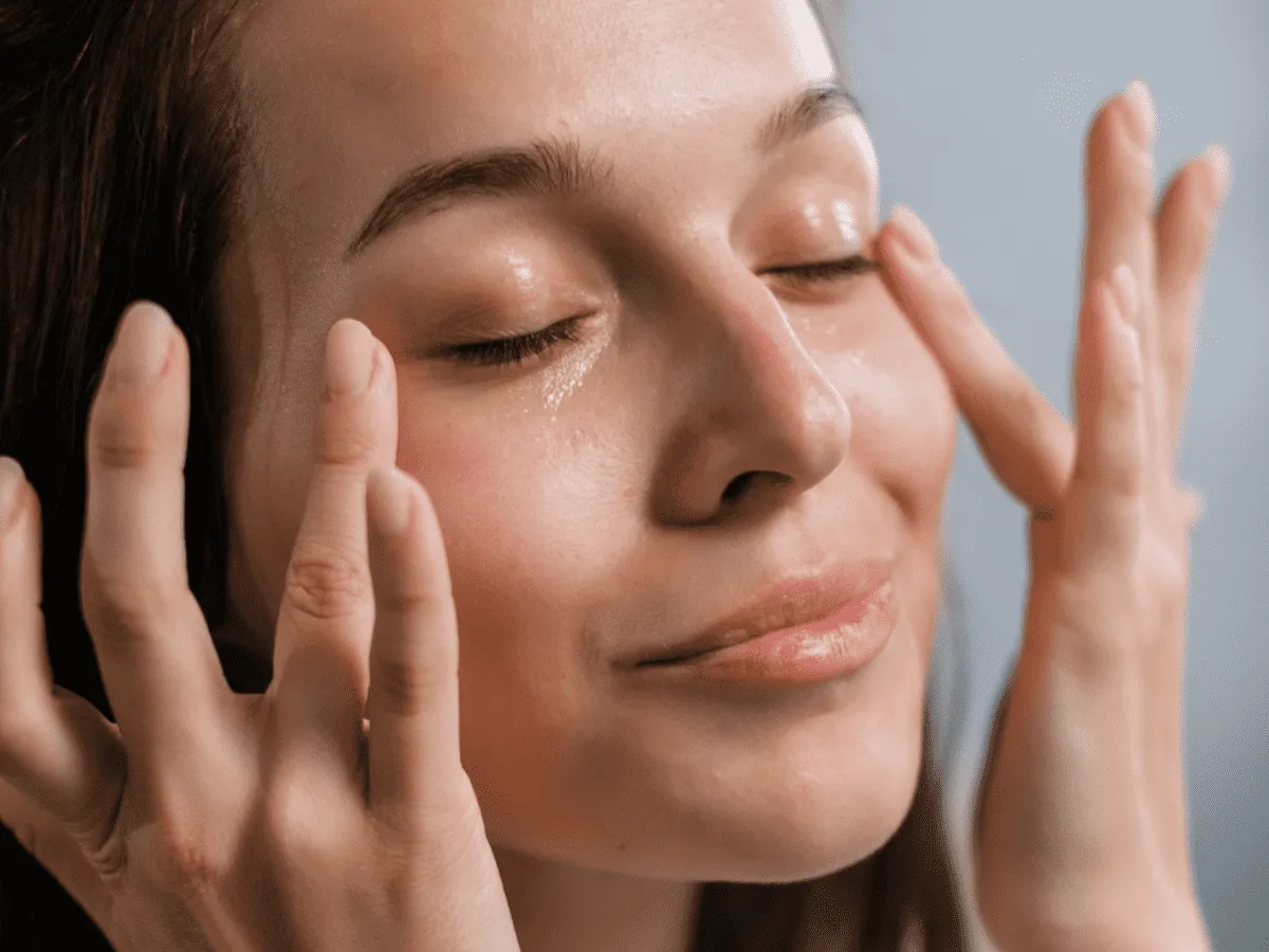 ¿Qué es el yoga facial? Beneficios y ejercicios de esta práctica