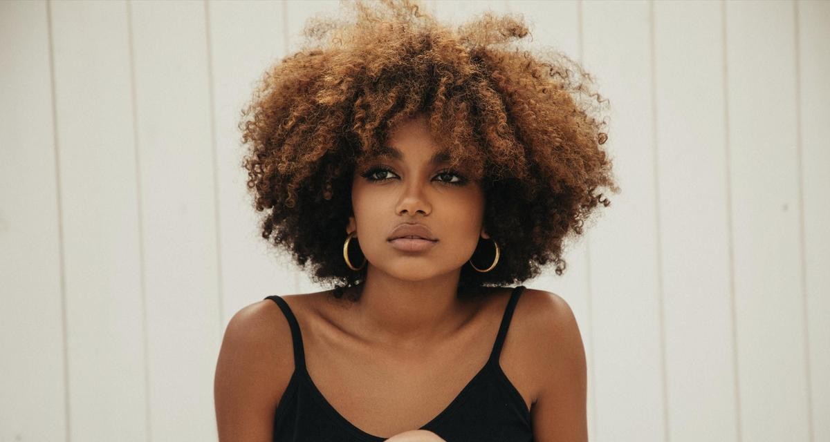 Trucos para peinar tu cabello rizado con poco presupuesto