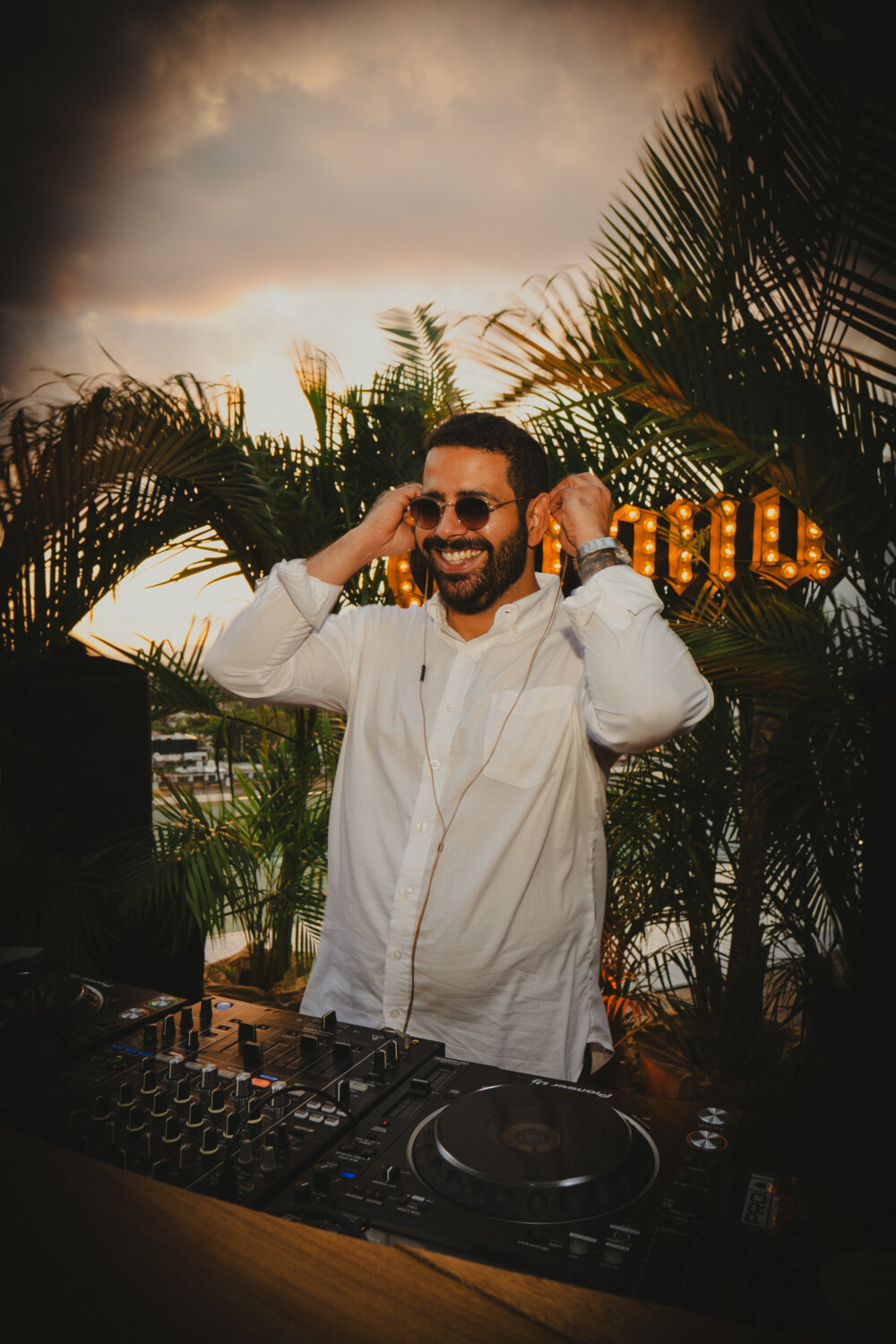 La magia del Corona Sunsets Session llenará de música la costa de Santo ...