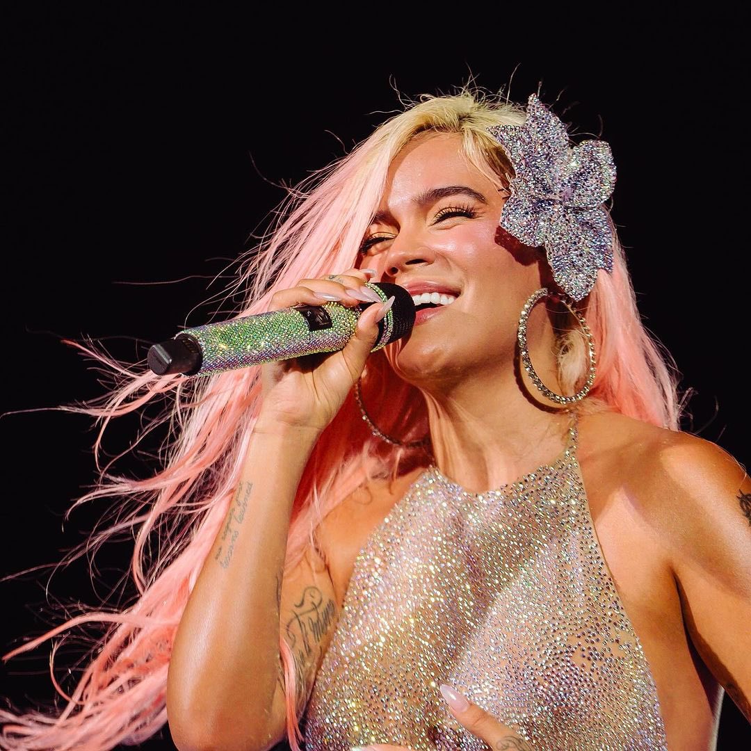 Detalles de los 4 looks que usó Karol G en sus presentaciones