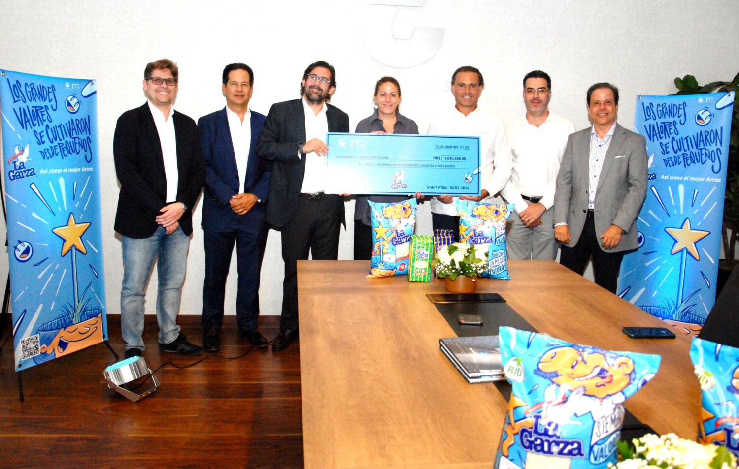 Entrega de donativo en favor de la niñez