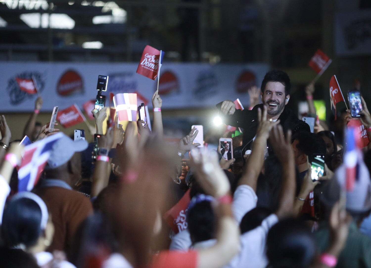 Manny Cruz llena Baní de merengue