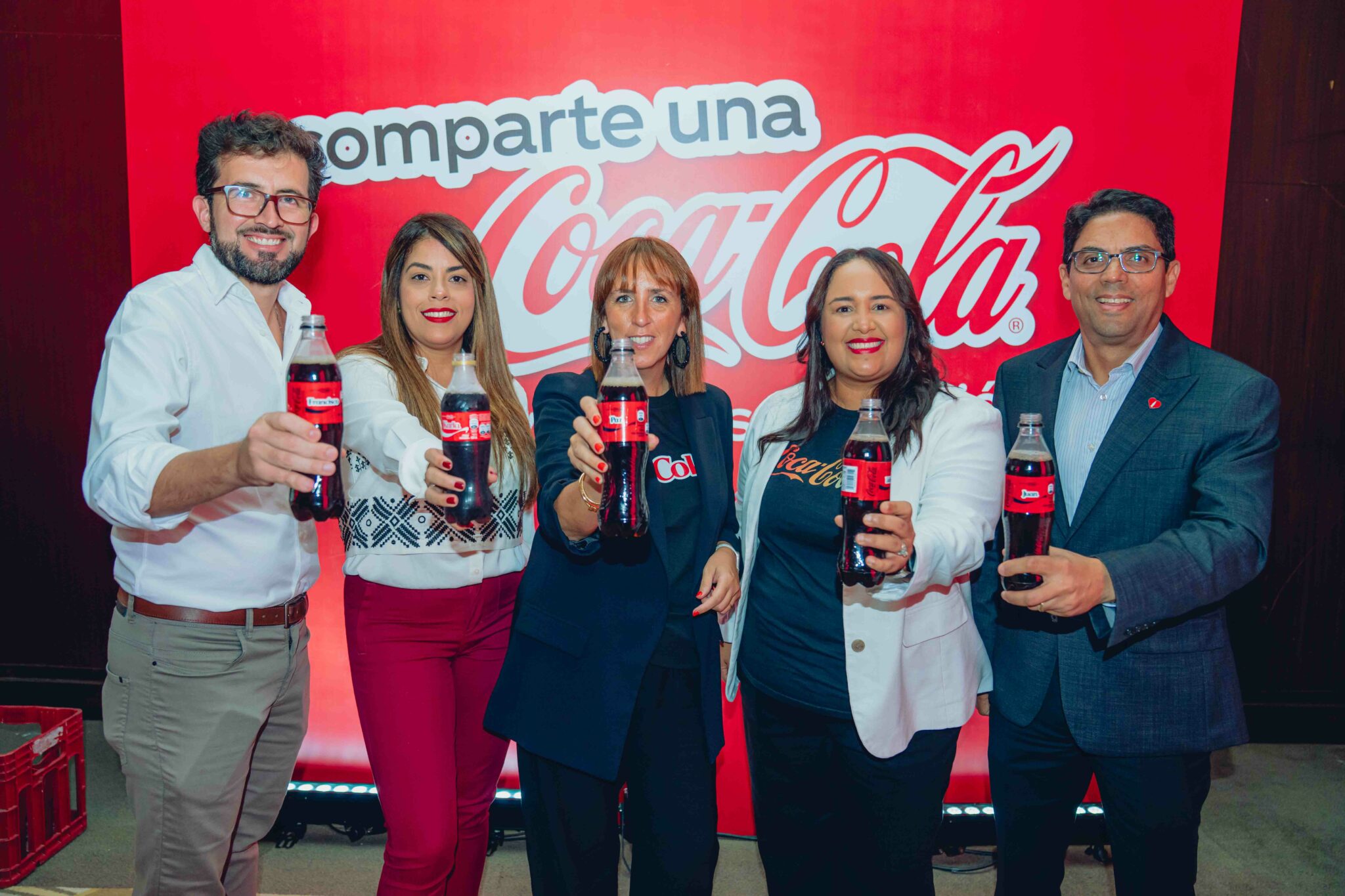 Coca Cola revive su icónica campaña personalizada y celebra