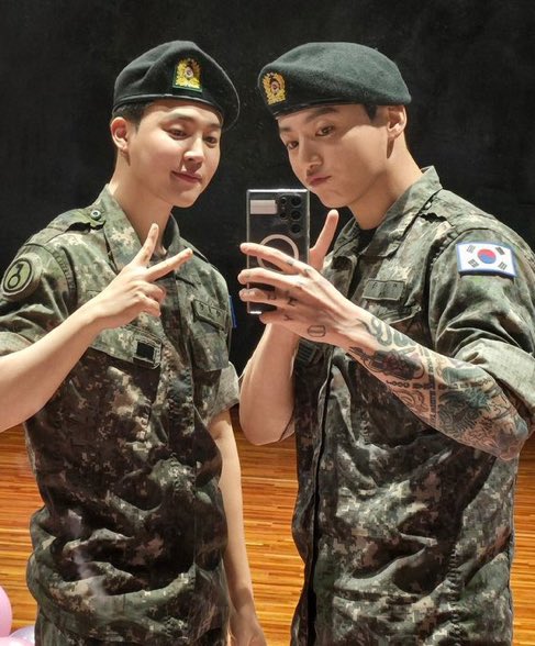 RM y V de BTS concluyen el servicio militar